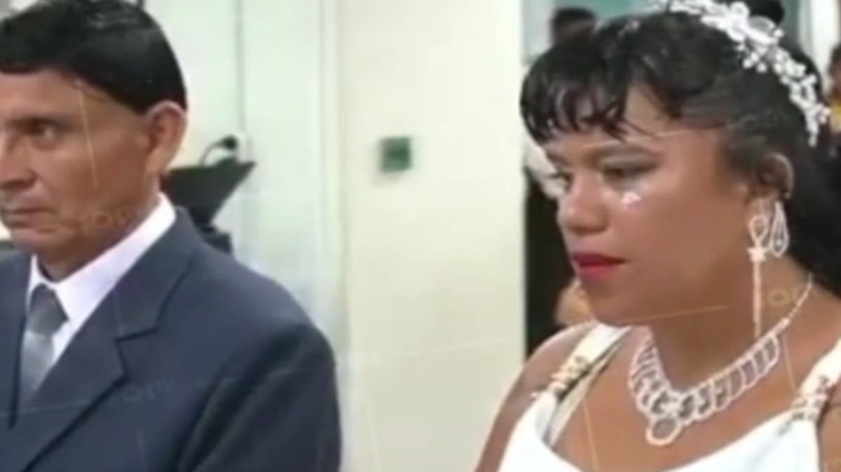 ¡Se arrepiente en plena boda! Novia rechaza casarse y sale corriendo ... ¡Se arrepiente en plena boda! Novia rechaza casarse y sale corriendo ...