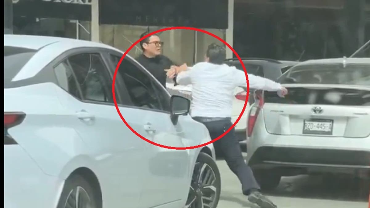 Todo por un cajón: pelea y persecución en estacionamiento de Plaza ...